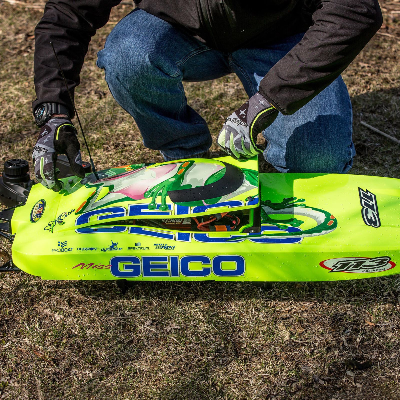 Miss GEICO Zelos 36" Twin Brushless Catamaran RTR | Pro Boat